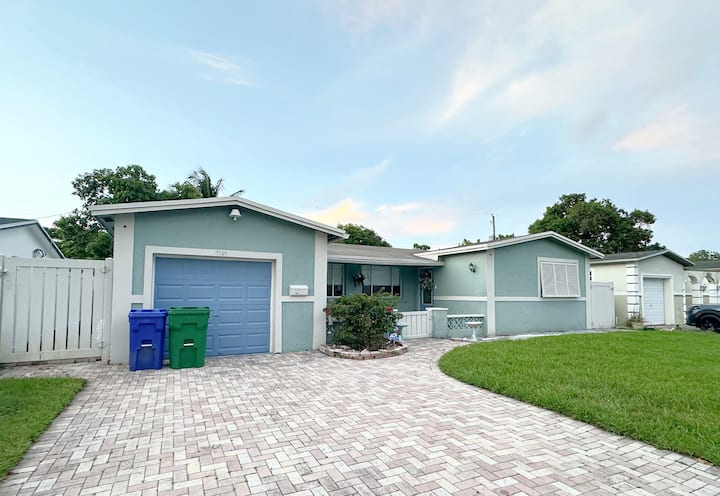 The Palm Oasis: 5 Minutes From Hardrock Stadium - Miramar, FL