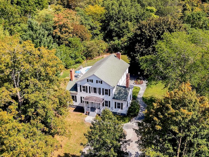 Expansive 4000sqft+ Farmhouse W/ Pool & Game Room - Ghent, NY