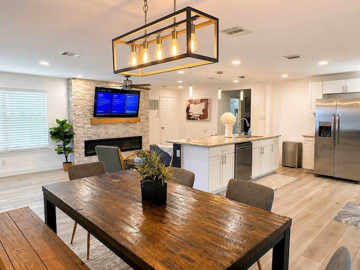 Family 4br Retreat | Pool Table + Fenced Yard - Grand Prairie, TX