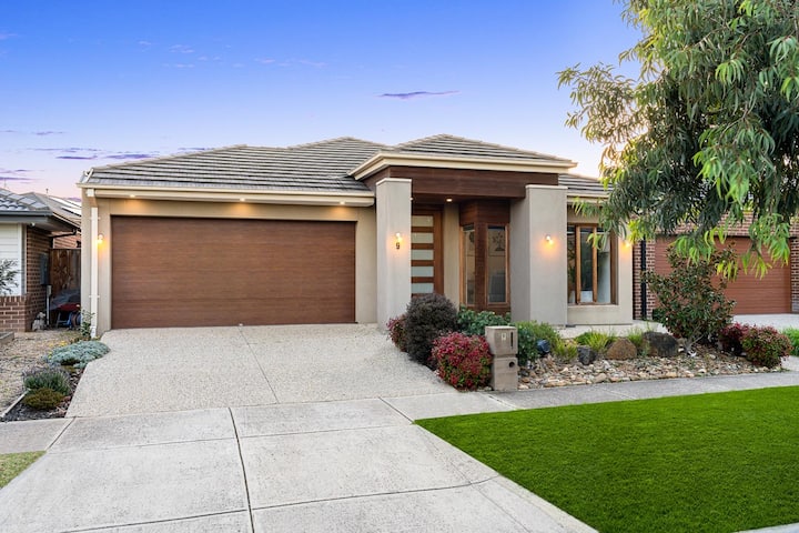 Modern Family Retreat | Spacious 4br Home & Garden - Werribee