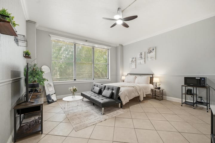 Downtown Jax Urban Retreat Studio - Jacksonville, FL