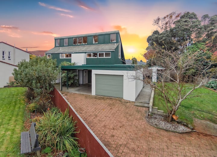 Spacious & Gorgeous Holiday Home - Pukekohe Hill