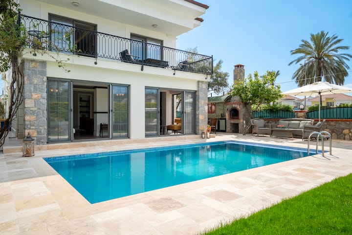 Havuzlu Villa Denize 1 Km Uzaklıkta - Fethiye