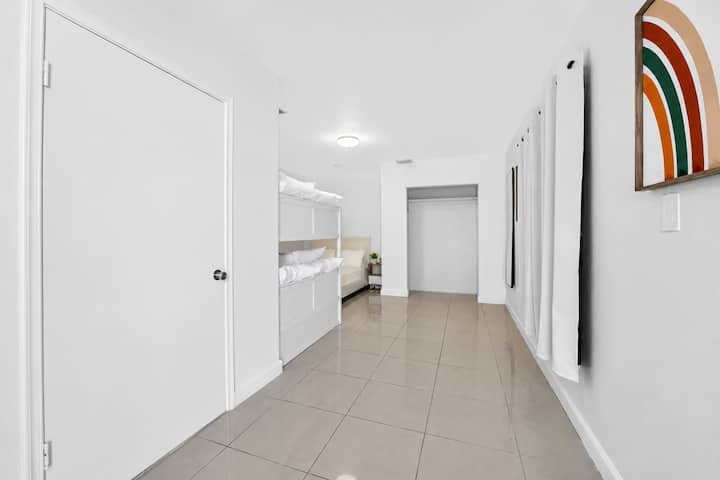 Centrally Located Studio With Private Entrance - Miami, FL