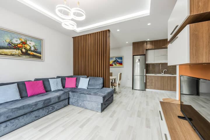 Beachside Modern Apartment | 1 Br With Balcony - Vlorë