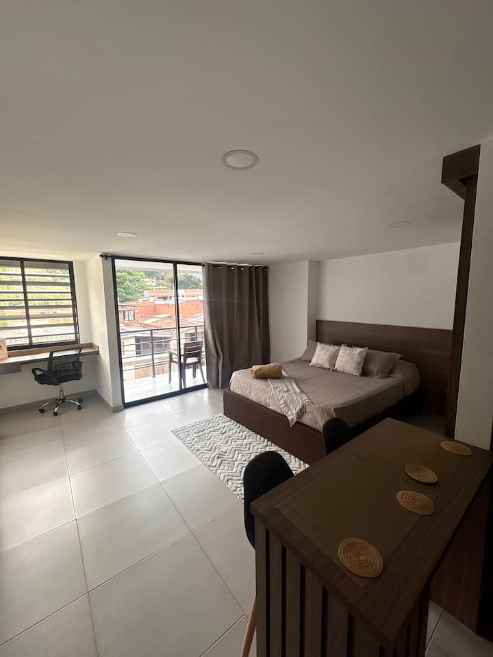 Loft Moderno Con Balcón Y Vista A Medellín. - Medellín