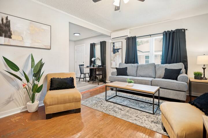 Stylish Bungalow Near Texaslive! And Dallas! - Grand Prairie, TX
