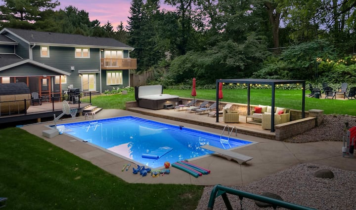 Private Pool - Hot Tub - Sauna - Game Room - Pets - Splash Pad, DeForest