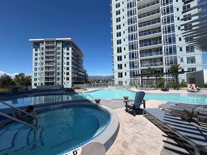 Luxury Lakeside Resort @ Aqua | Pool & Sandy Beach - Kelowna