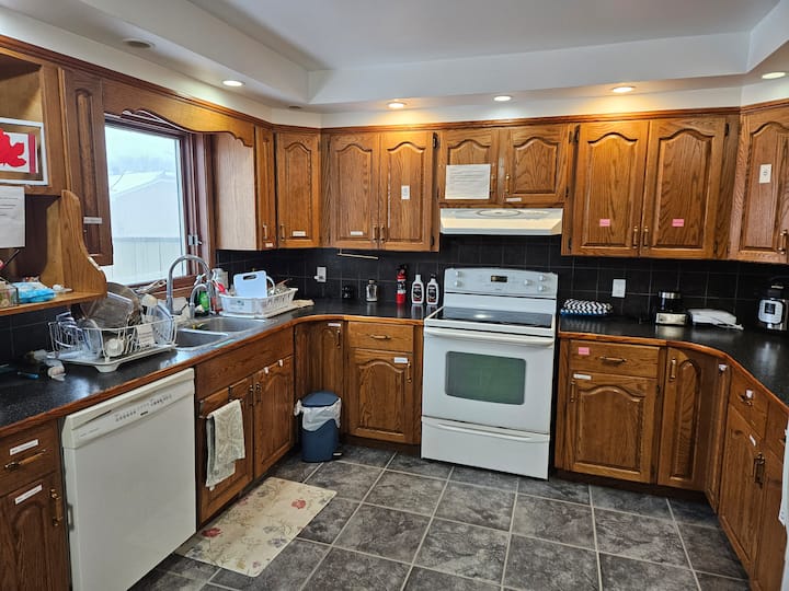 Spacious Master Suite With Private Bathroom - Yorkton