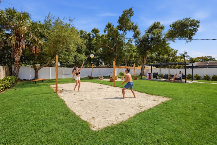 Sand Volleyball + Fire Pit | Sleeps 8 | Near Ami - Anna Maria Island, FL