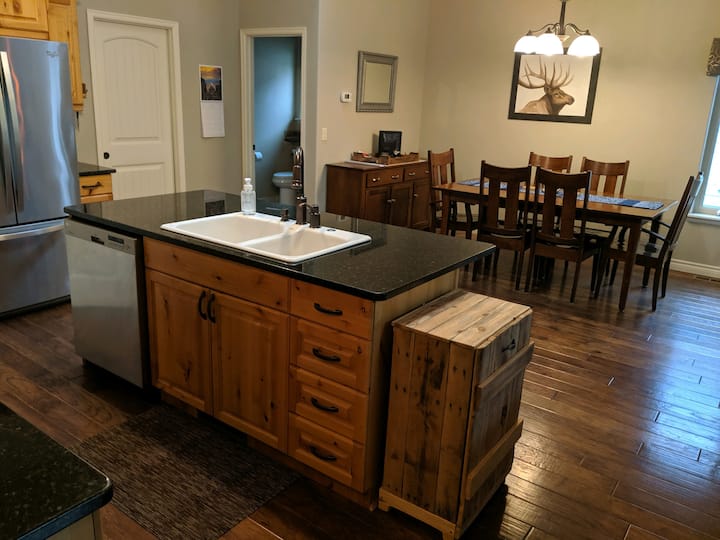 Golf Course Townhome 3 Bed/3 Bath, Private Hot Tub - Columbia Falls, MT