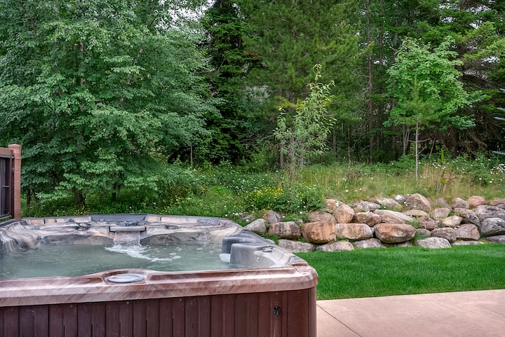 Hot Tub. Golf Corse, Hole 9, 3 Master Suites - Columbia Falls, MT