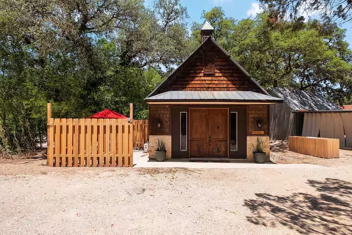 The Huntsman: Pvt Hot Tub | King Bed | Fast Wi-fi - San Antonio, TX
