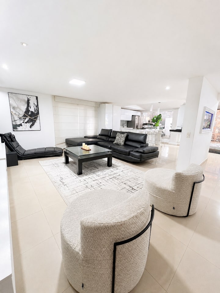 Luxury 5br Villa Walk To Oviedo, Santa Fe Metro Ac - Medellín