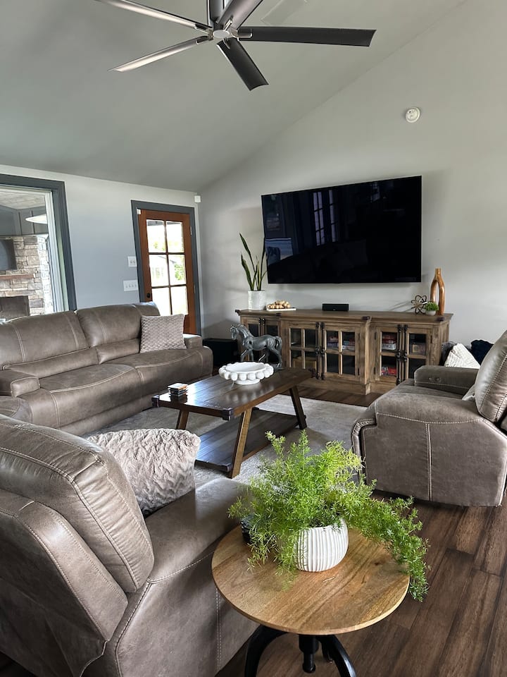 The Retreat At Batey Ranch With Private Hot Tub - Smyrna, TN