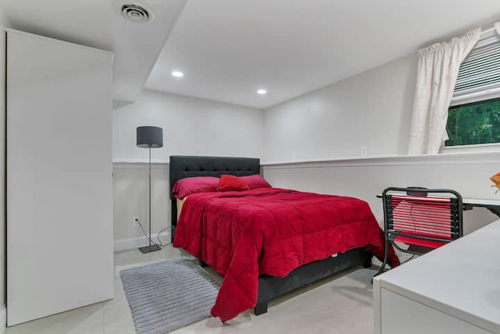 Private Room | 8 Min To Gillette | Full Bed + Deck - Foxborough, MA