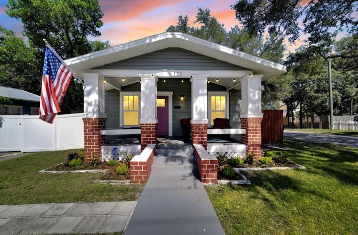 Spacious Getaway | Cozy & Modern | Backyard Dream - Tampa, FL