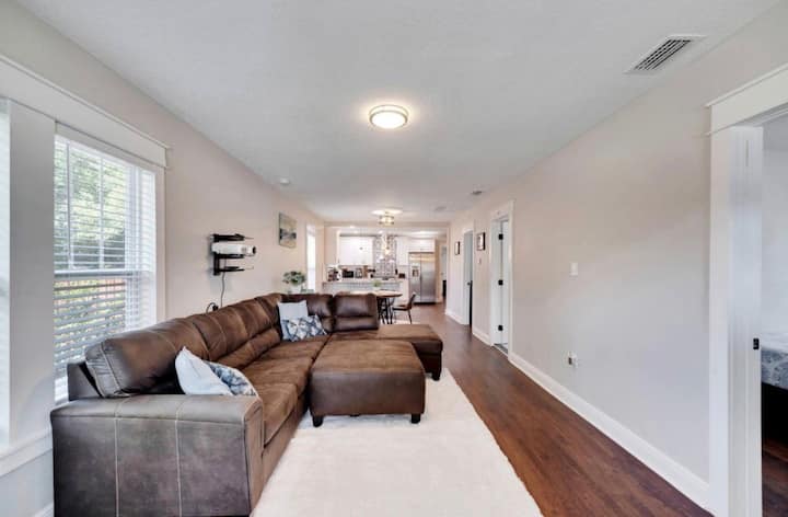 Spacious Getaway | Cozy & Modern | Backyard Dream - Tampa, FL