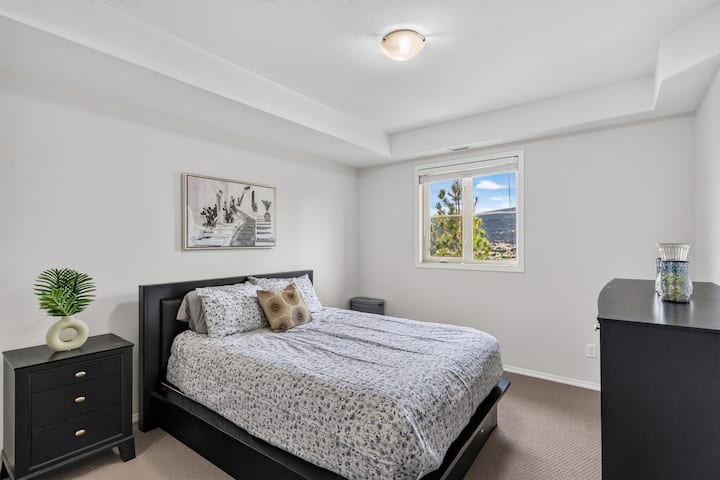 Pinnacle Resort Penthouse · Pool & Private Patio - Kelowna