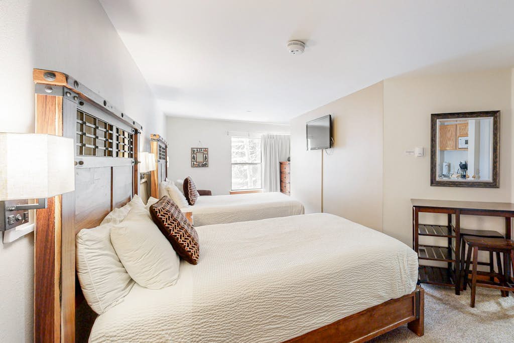 Charming 333 Sq.Ft studio w/pool, hot tub, & sauna - Flats for Rent in ...