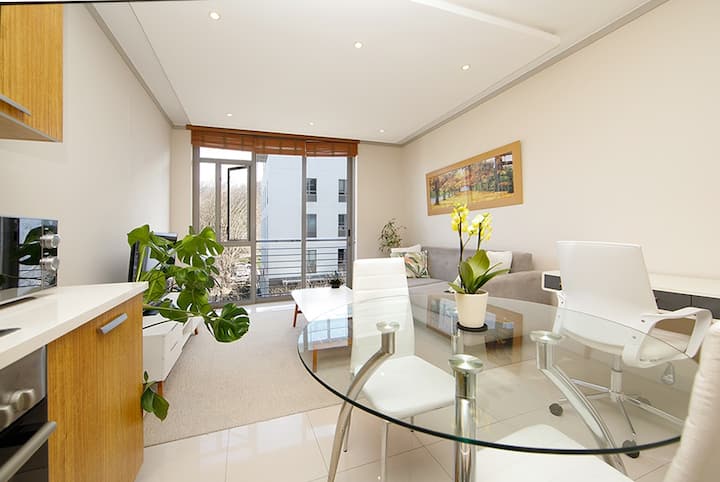 Good Vibes: Sunny Apartment At The Quadrant - Cape Town