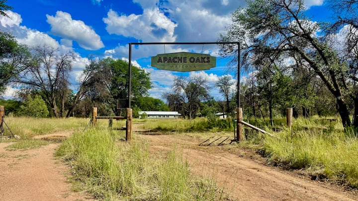Newest Remodeled Gem In Patagonia | Sleeps 25 - Patagonia, AZ