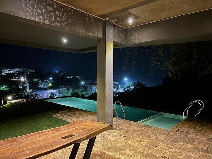 Avinya, Luxury Farmhouse With Private Pool - Panhala