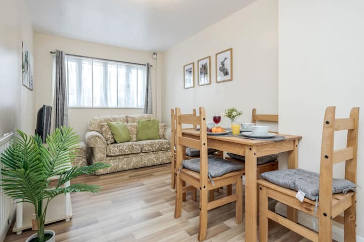 Spacious London Home With Parking And Garden. - Romford