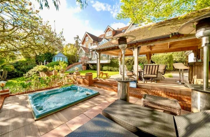 Luxury Retreat W/ Hot Tub, Sauna & Large Garden - Bracknell