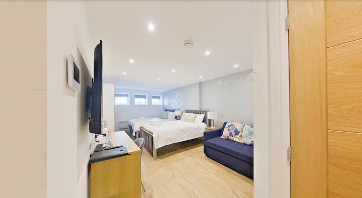 Large Room For 6 Near Kensington Olympia - London