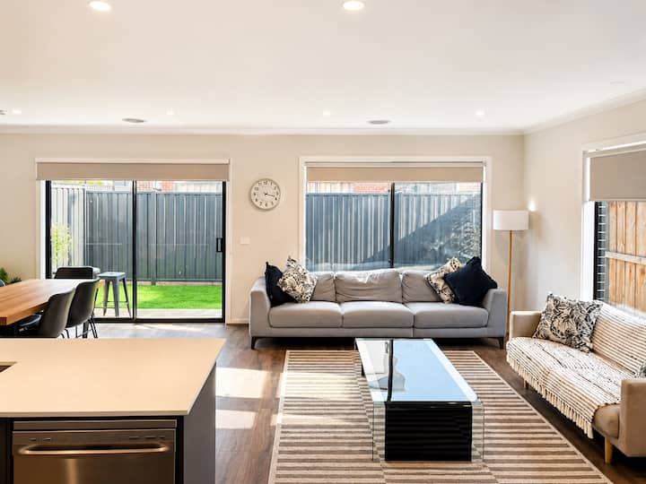 Modern Family Home In Truganina - Space To Relax - 시티 오브 윈덤