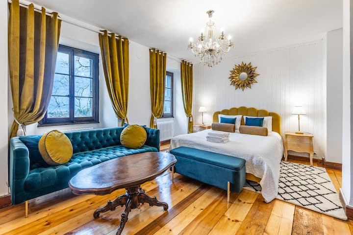 Spacious Castle Apartment With Partial Lake Views - Montreux