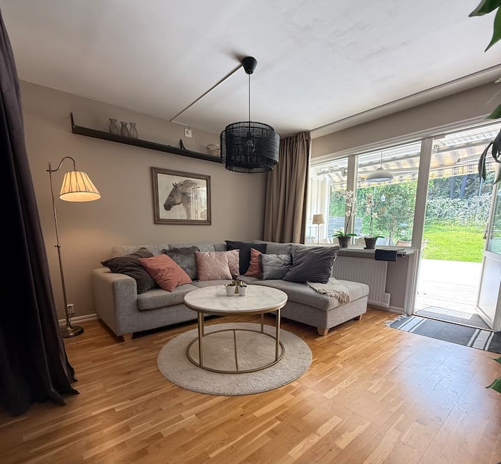Gavelradhus I Två Plan Med Uteplatser - Stockholm