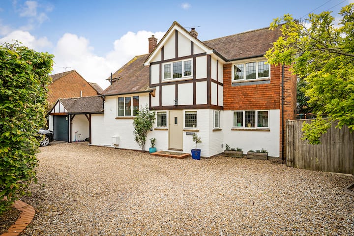 Rustic, Colourful Family Home In Beautiful Surrey. - Shere