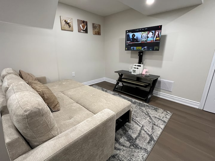 Modern &Private 2-
Bedroom Suite - Warm &Friendly - Brampton