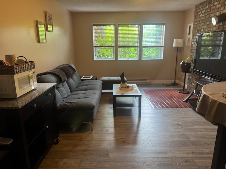 Charming One Bedroom Guest Suite With Kitchen - Nanaimo