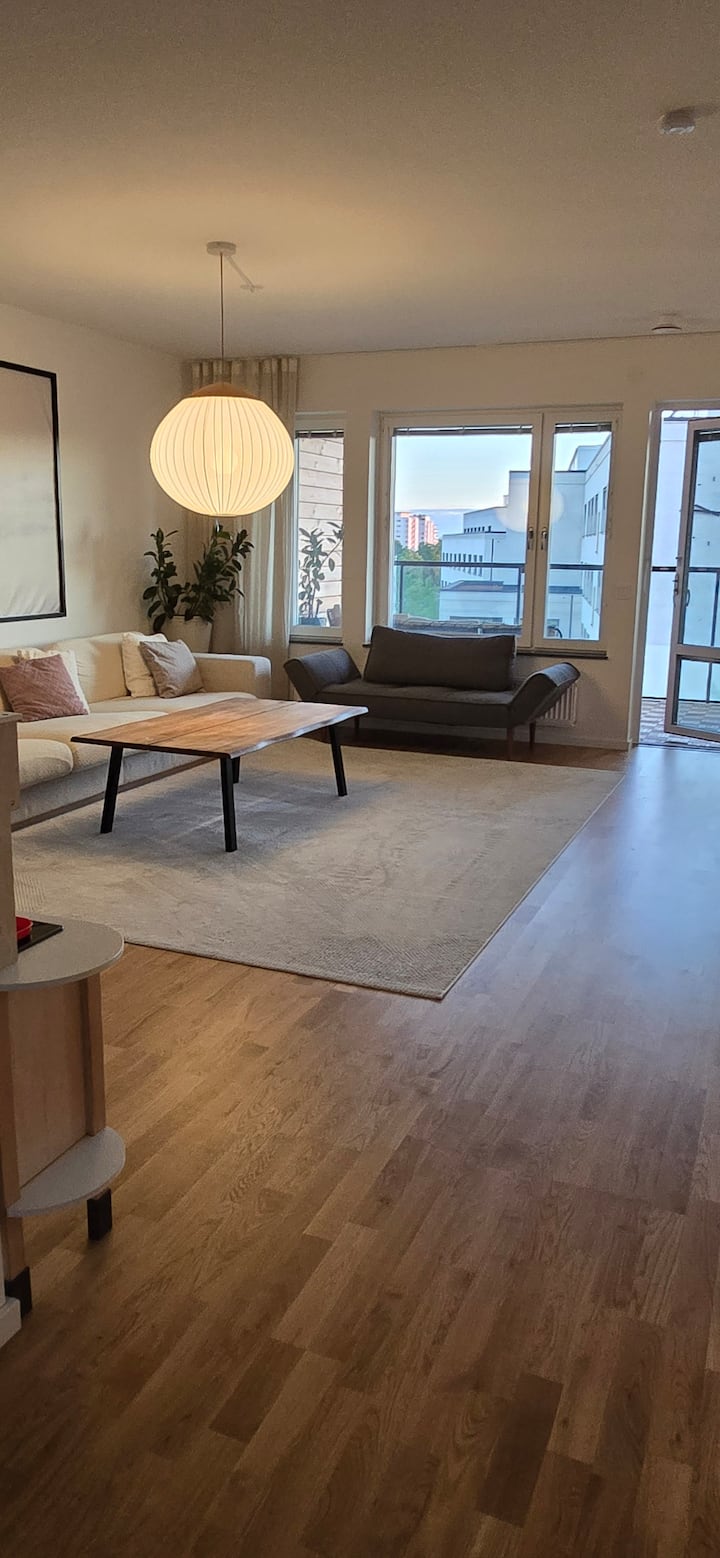 Rymlig 6-rumslägenhet Med 3 Balkonger I Malmö City - Malmö