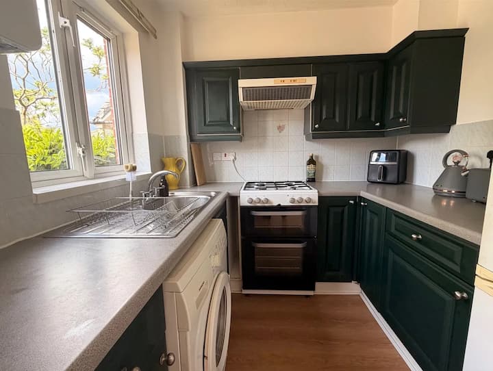 Pit Stop – Brooklands Weybridge Flat - Woking