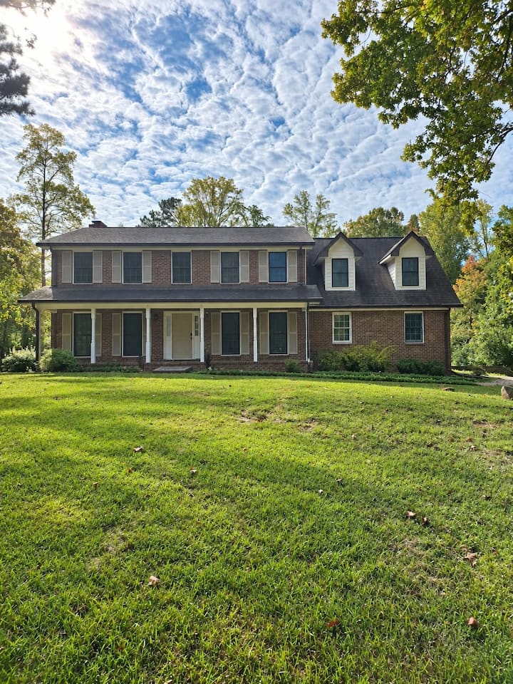 Charming 3-bed, 2-bath Getaway With A Private Pool - Fairburn, GA