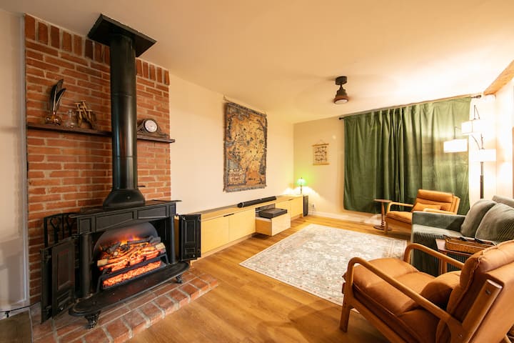 Hobbit Hearth | Round Door & Storybook Stay - Stagecoach, TX