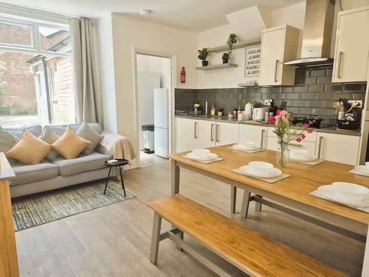 6 Beds 2 Bath Contractor Home W/free Wi-fi&parking - East Midlands Airport (EMA)