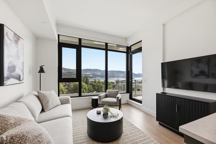 Bright 2br Lake View Condo At Aqua, Kelowna - Kelowna