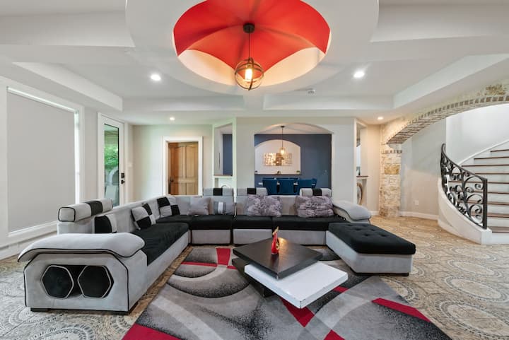 Spanish 5br Sleeps 16 W Movie Theater, Games, Bbq! - Houston, TX