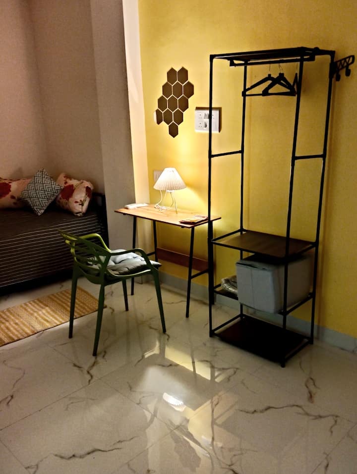 Sunny, Metro-connected Studio In South Kolkata - Howrah