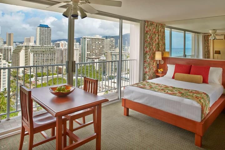 3 Partial Ocean View Studios W/ Kitchenettes - O‘ahu, HI