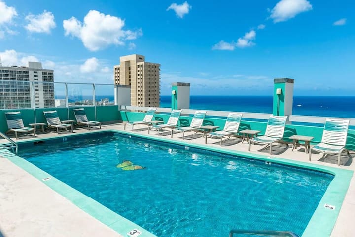 4 Partial Ocean View Studios | Rooftop Pool & Spa - O‘ahu, HI