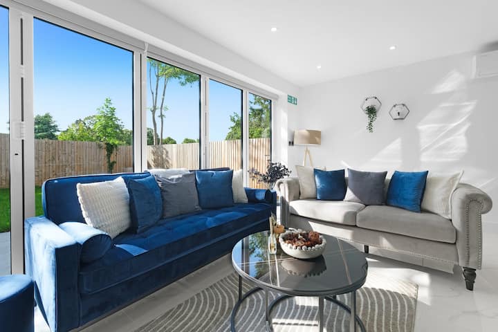 Luxaura Homes | 5-bed Detached House | Maidenhead - Maidenhead