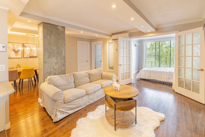3 Bdrs In Heart Of Dt, Near Metros, Pool - Montréal, QC