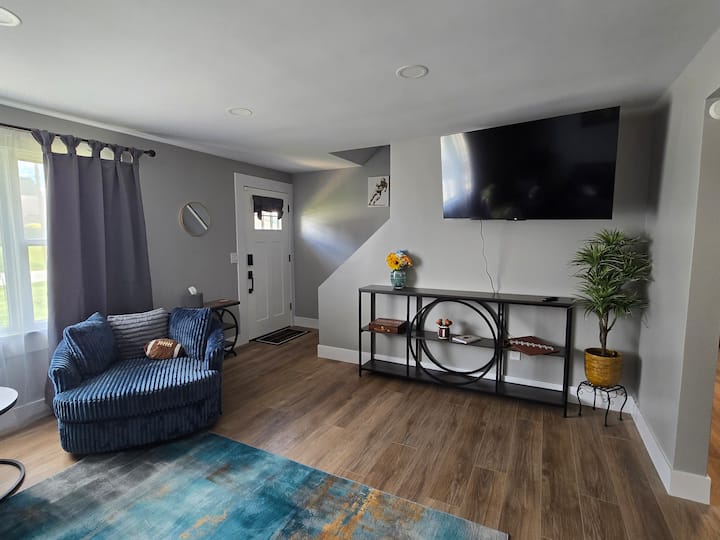 Golden Gridiron Getaway - Game Room & Hof - Canton, OH